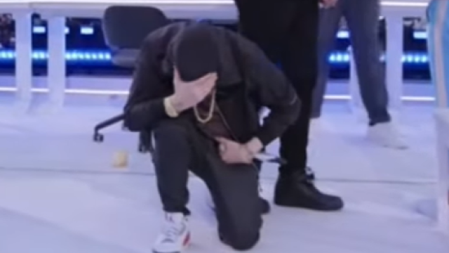 Aging Rapper Eminem Takes a Knee at Super Bowl Halftime Show | MRCTV