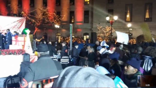 #BlackLivesMatter Protesters Disrupt Philly School Kids Singing at ...